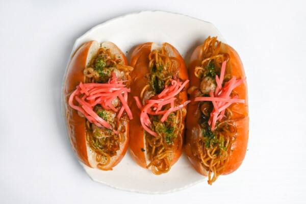 Yakisoba Pan (Yakisoba sandwich in a bread/bun) | Sudachi