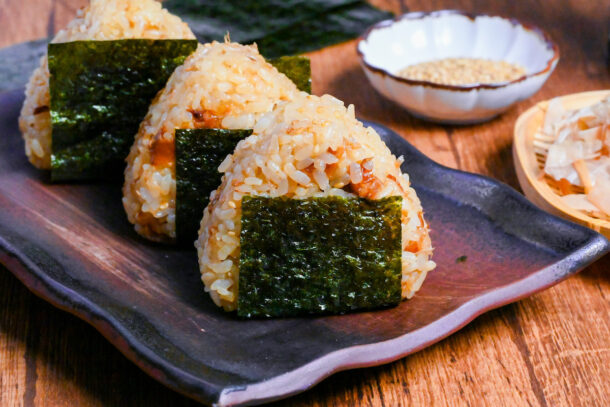 Okaka Onigiri (Seasoned Bonito Flakes Rice Ball) | Sudachi