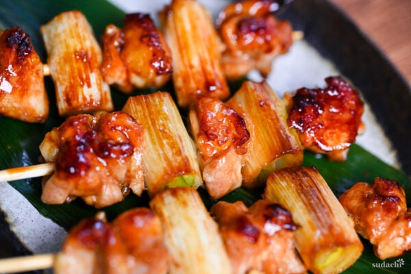 Negima Yakitori in A Frying Pan (Japanese Chicken Skewers) | Sudachi