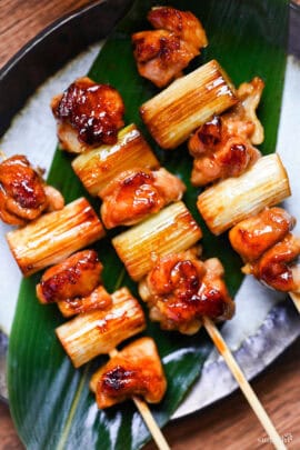Negima Yakitori in A Frying Pan (Japanese Chicken Skewers) | Sudachi